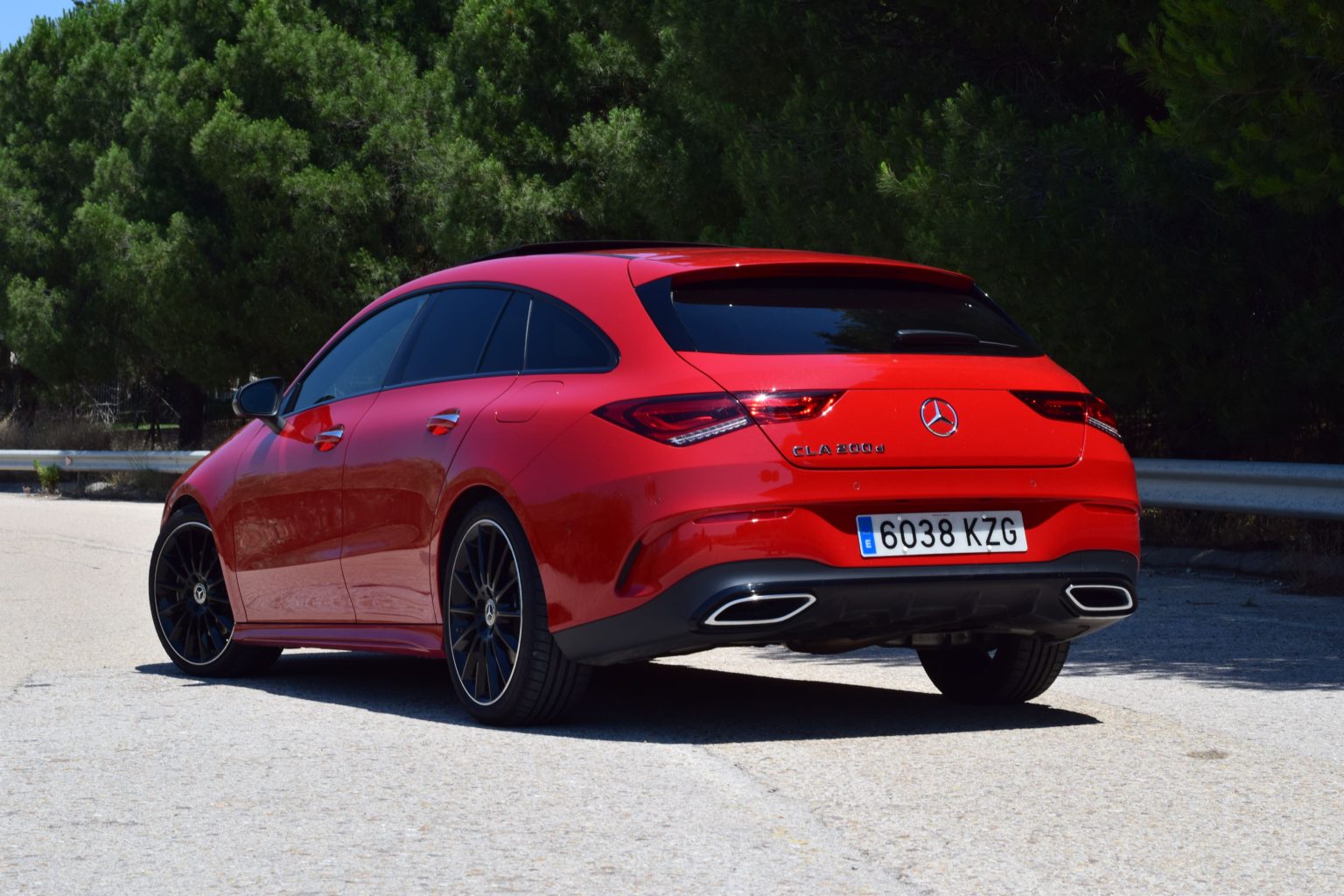 Mercedes CLA 200d Shooting Brake Loading Cars