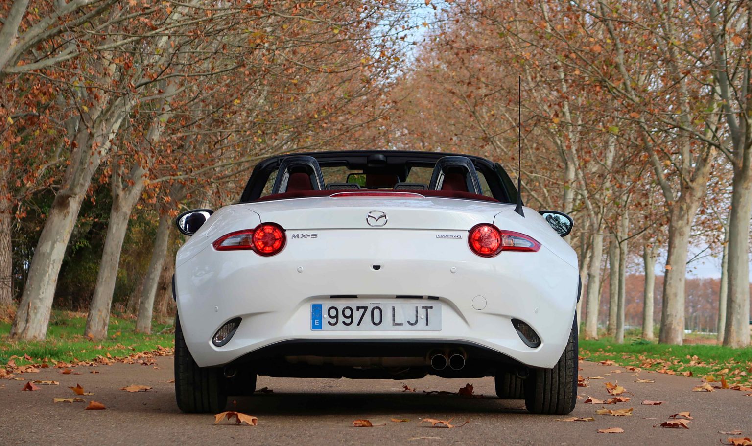 Mazda MX-5 100 Aniversario: descapotable conmemorativo - Loading Cars