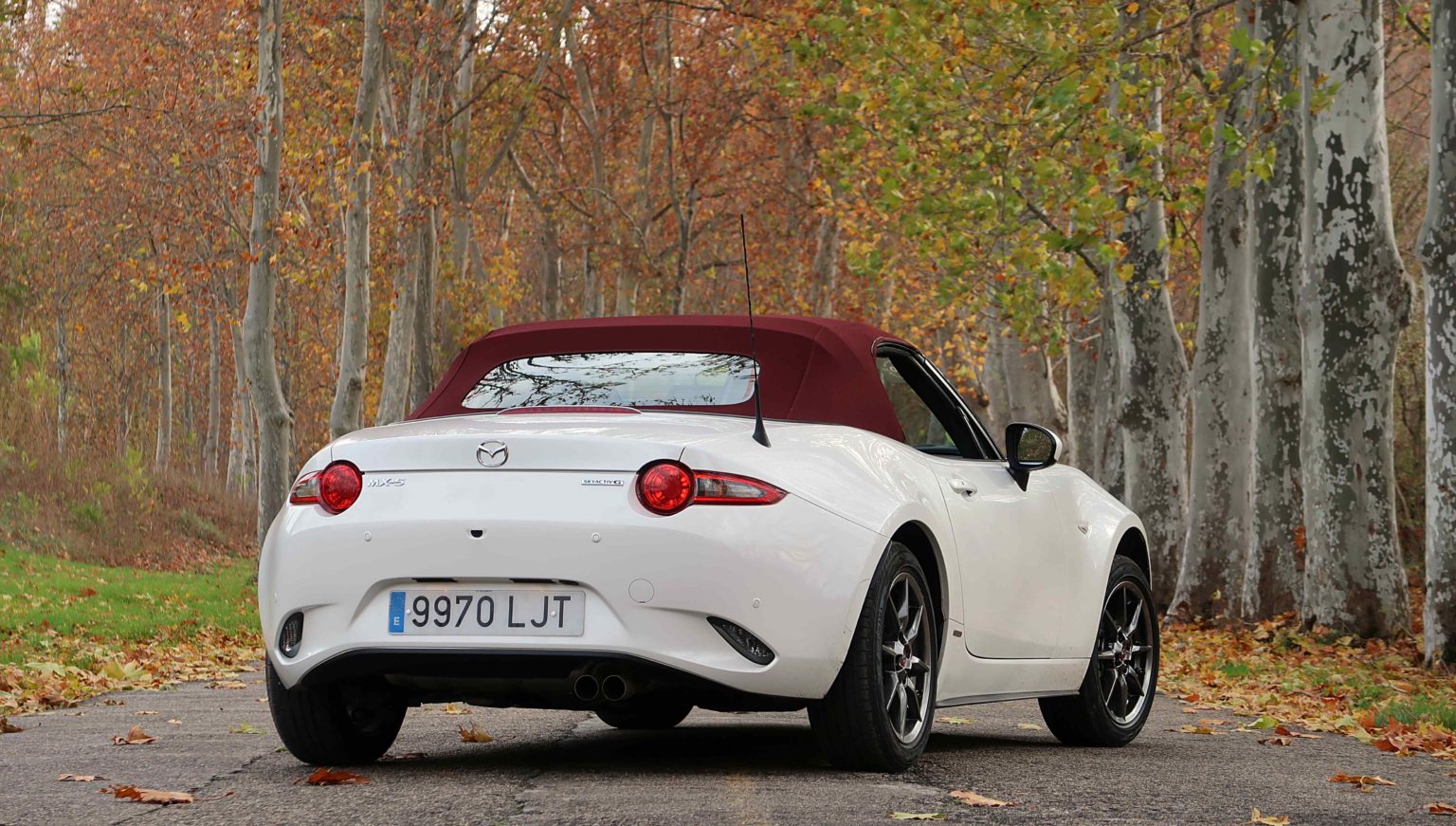 Mazda MX-5 100 Aniversario: descapotable conmemorativo - Loading Cars